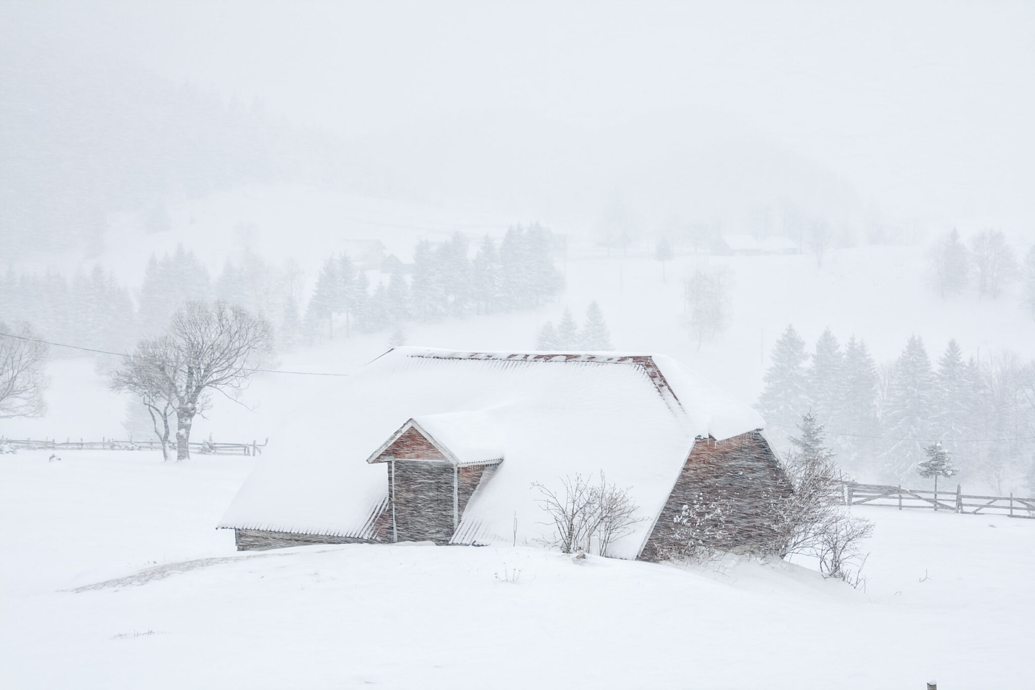 Old barn in heavy snow - free stock photo - Imagecarrier